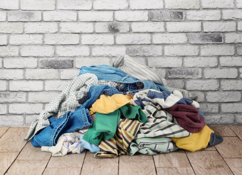 Pila De La Ropa. Ropa Plegable Brillante Foto de archivo - Imagen de ...