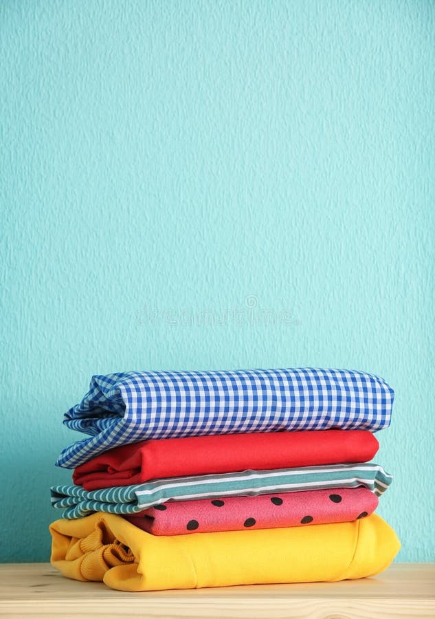 Pila De Ropa Limpia En La Tabla Foto de archivo - Imagen de ropas, tela ...