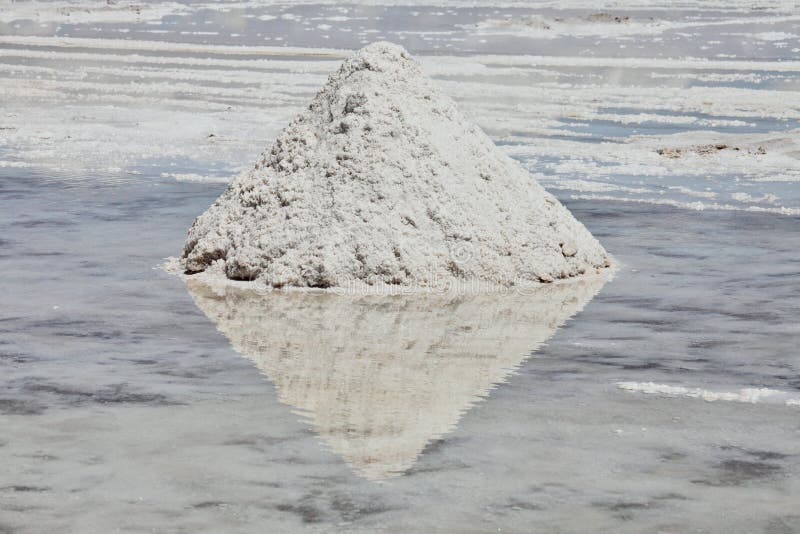 Pila de sal imagen de archivo. Imagen de yermo, litio - 23404389