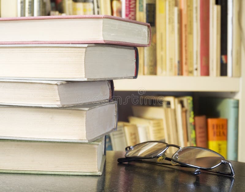 Pila di libri fotografia stock. Immagine di sporco, libri - 25733896