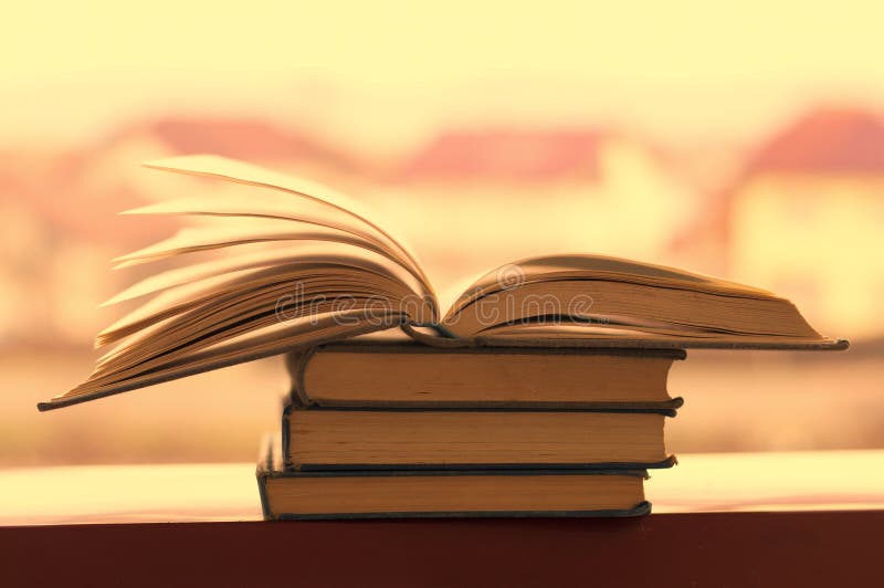 Pila di libri fotografia stock. Immagine di scaffale - 32838468