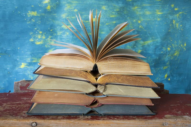 Pila di libri aperti fotografia stock. Immagine di gruppo - 37905096