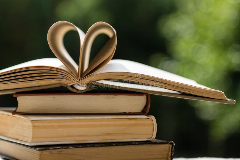 Pila Di Libri Con Forma Del Cuore Immagine Stock - Immagine di pagina ...