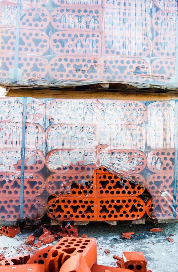 Pila Di Mattoni Del Silicato Con Il Mucchio Dei Mattoni Battuti ... Pila Di Mattoni Del Silicato Con Il Mucchio Dei Mattoni Battuti ...