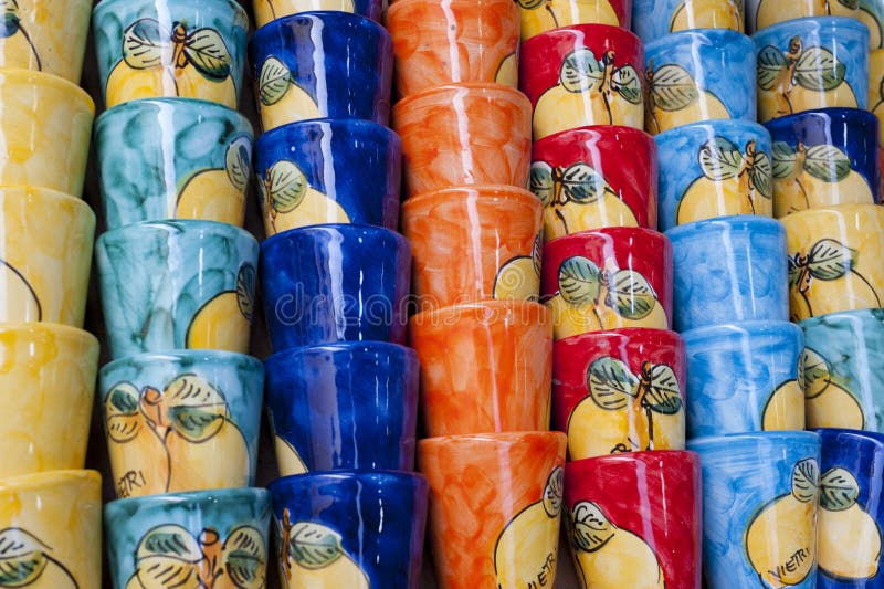 Due Hanno Colorato Le Tazze E Le Tazze Su Un Fondo Di Legno Con I ...