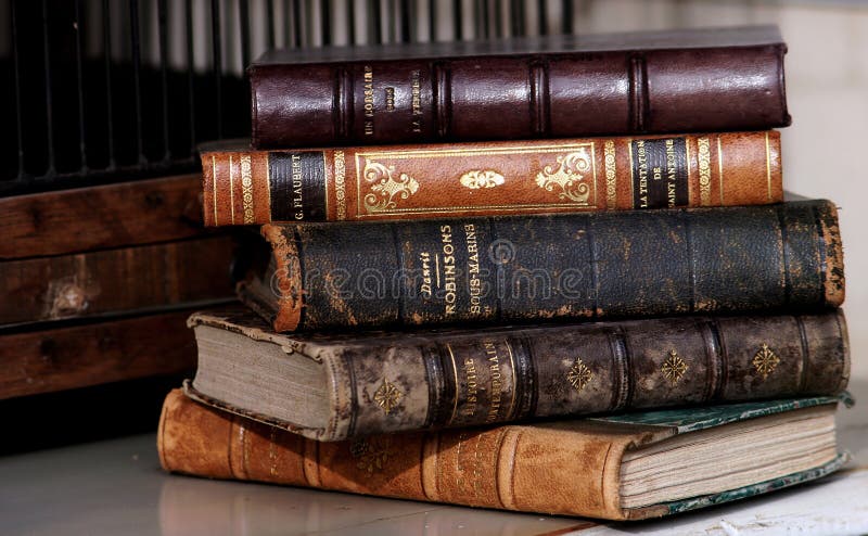 Pila di vecchi libri immagine stock. Immagine di ispirazione - 626953