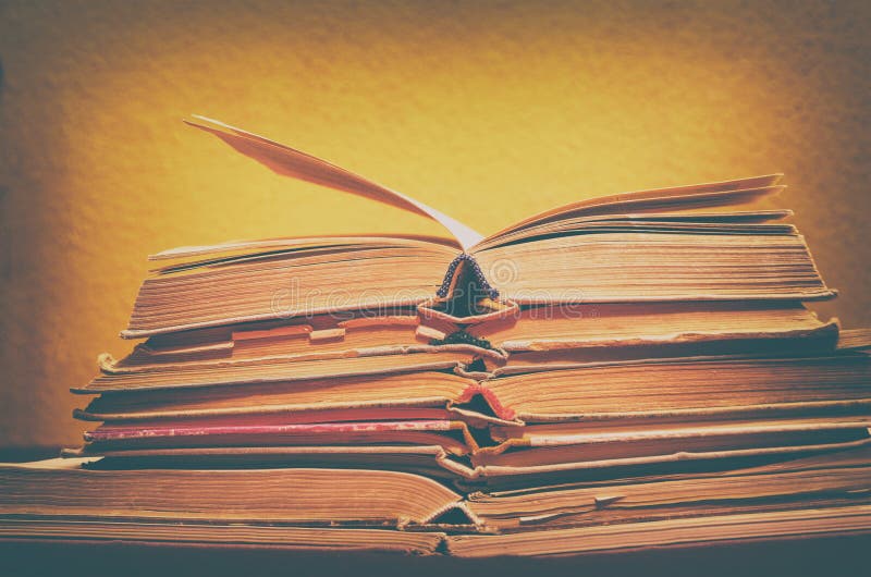 Pila Di Vecchi Libri Aperti Fotografia Stock - Immagine di aperto ...