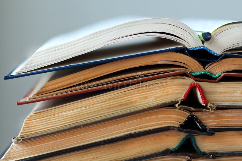 Pila Di Vecchi Libri Aperti Sulla Tavola Di Legno, Volumi Nei ...