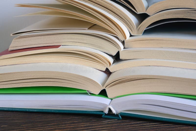 Pila di libri aperti fotografia stock. Immagine di conoscenza - 30831034