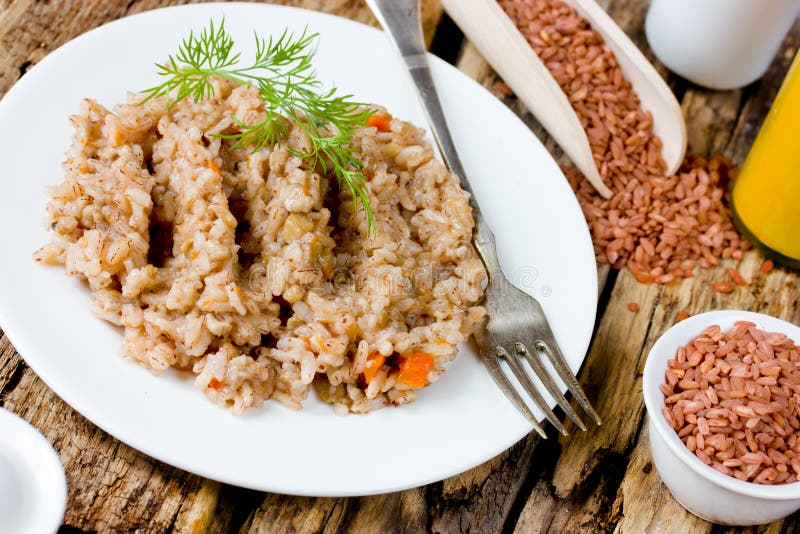 Pilaf Roten Reis Devzira in Einer Rustikalen Art Stockbild - Bild von ...