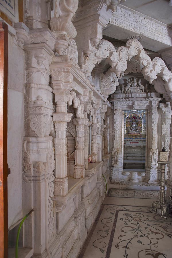 Pilares Esculpidos, Templo Jain De Somwar Peth, Pune Foto de archivo ...