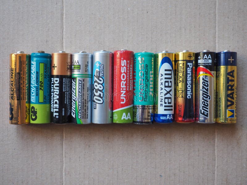 Pilas AA De Muchas Diversas Marcas Foto de archivo editorial - Imagen ...