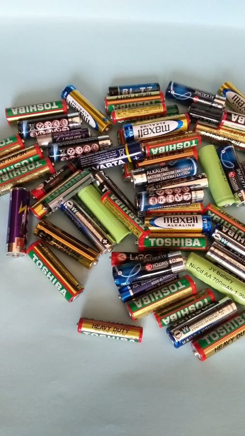 Pilas Alcalinas Reciclables Descargadas! Imagen editorial - Imagen de ...