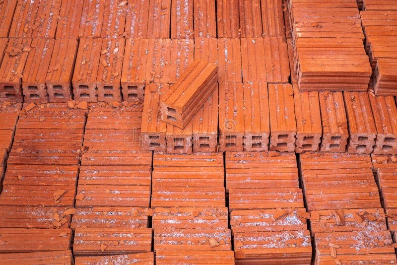 Pile De Clay Bricks Rouge Sur Le Plancher De Site De Travaux De ...