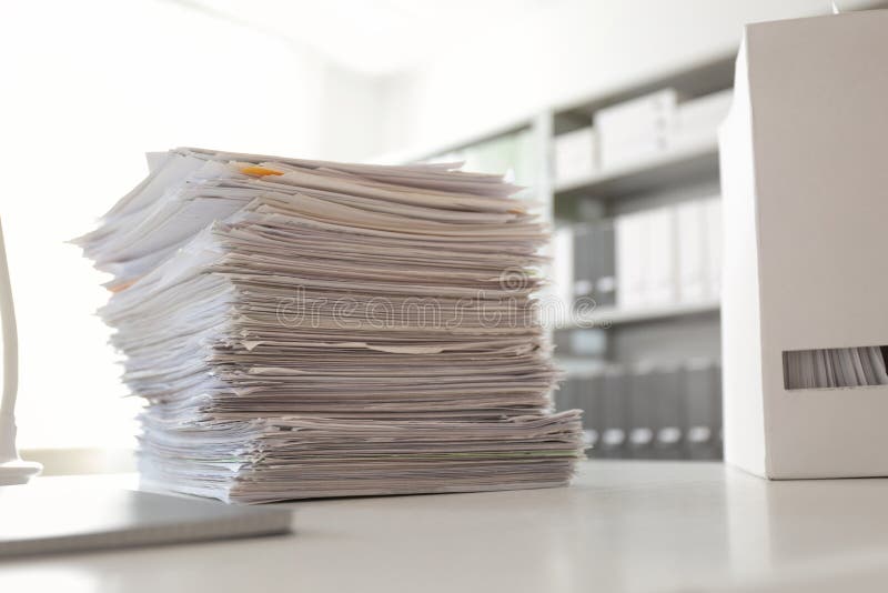Pile De Documents Et De Dossiers Avec Papiers Sur Table Image stock ...
