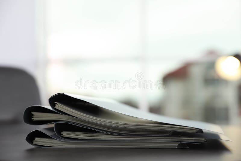 Pile De Dossiers Avec Des Documents Sur La Table De Bureau Image stock ...