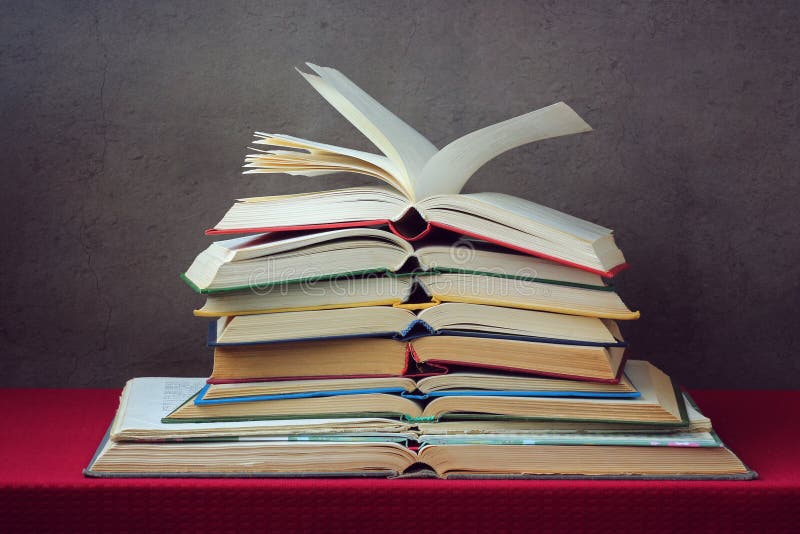 Pile De Livres Ouverts Photos Stock - Téléchargez 771 Photos libres de ...