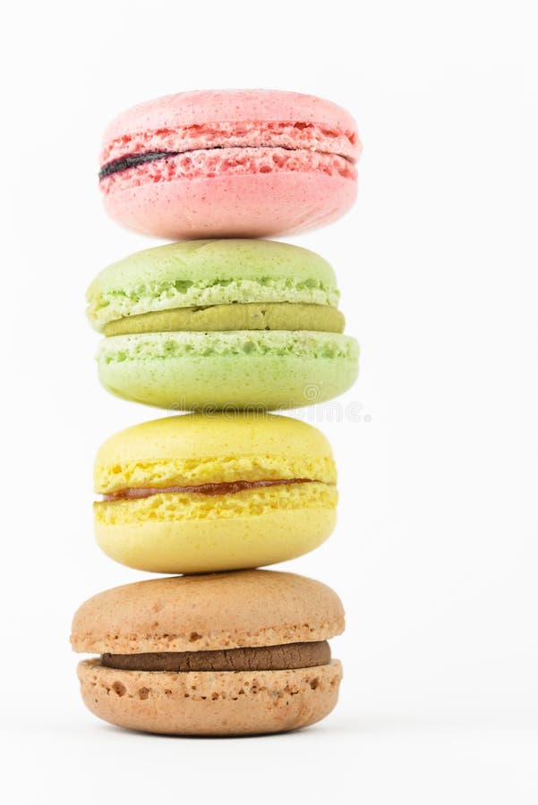 Pile De Macaron Avec Tour Eiffel Comme Fond De Tache Floue Photo stock ...