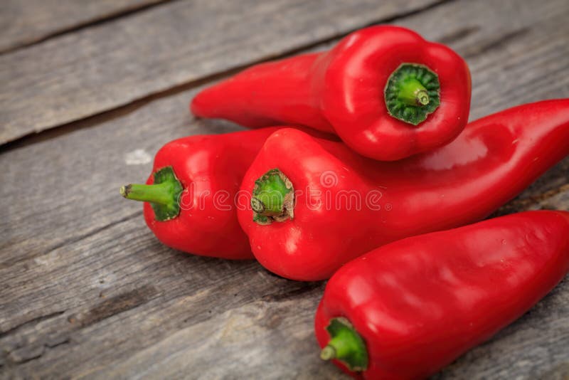 Poivron rouge pointu image stock. Image du nature, produit - 69454099