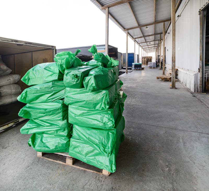 Palette des sacs image stock. Image du plastique, industriel - 32718853