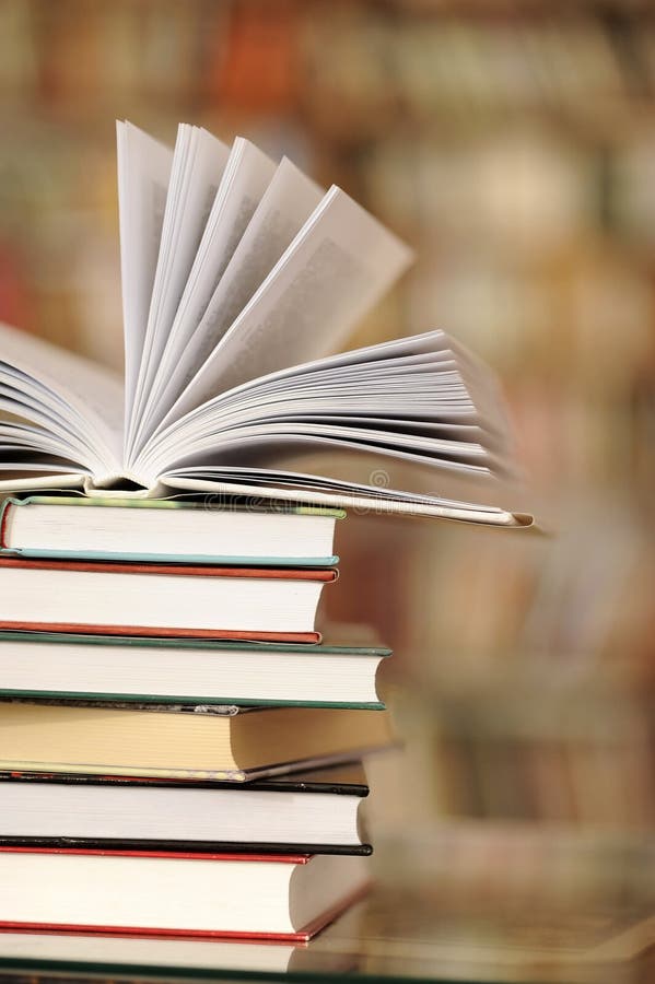 Pile des livres photo stock. Image du vieux, livre, manuel - 115259986