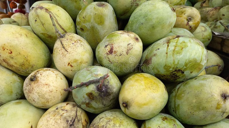 Piles of Mangoes in a Traditional Market Stock Image - Image of mangoes ...
