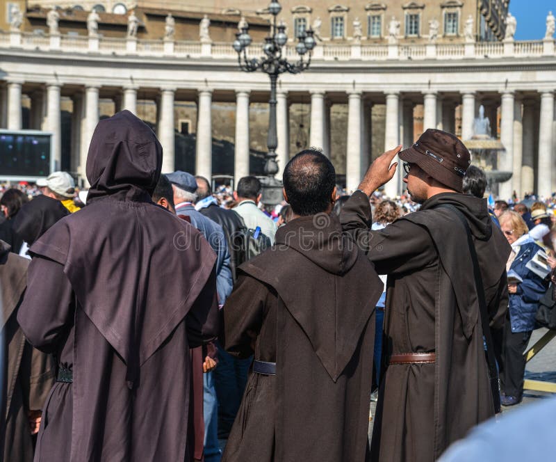 Pilgrims on the St. Peter Square in Vatican Editorial Photography ...