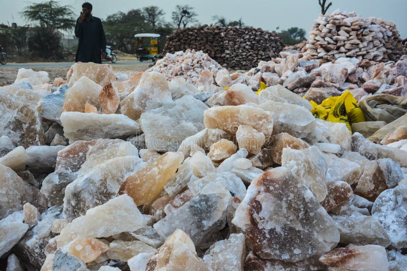 Montão De Pedaços De Sal-gema Bruto Imagem de Stock Editorial - Imagem ...