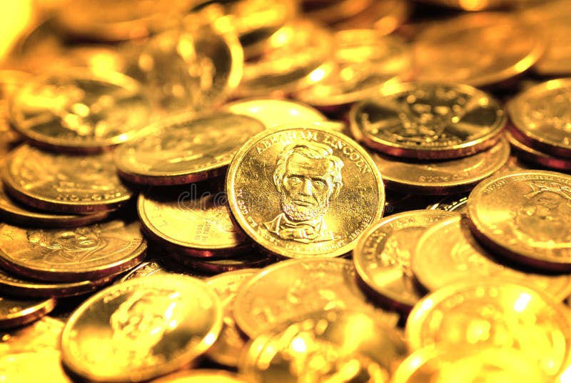 Pilhas De Moedas E De Dinheiro Que Representam O Sucesso E As Riquezas Da Riqueza Foto De Stock