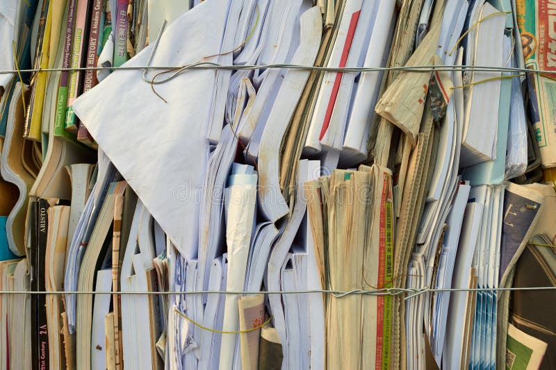 Pilhas De Papel Para Reciclar Fotografia Editorial - Imagem de pilha ...