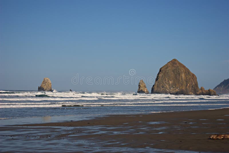 Pilha Do Mar Da Costa De Oregon Com Ressaca Dramática Foto de Stock ...