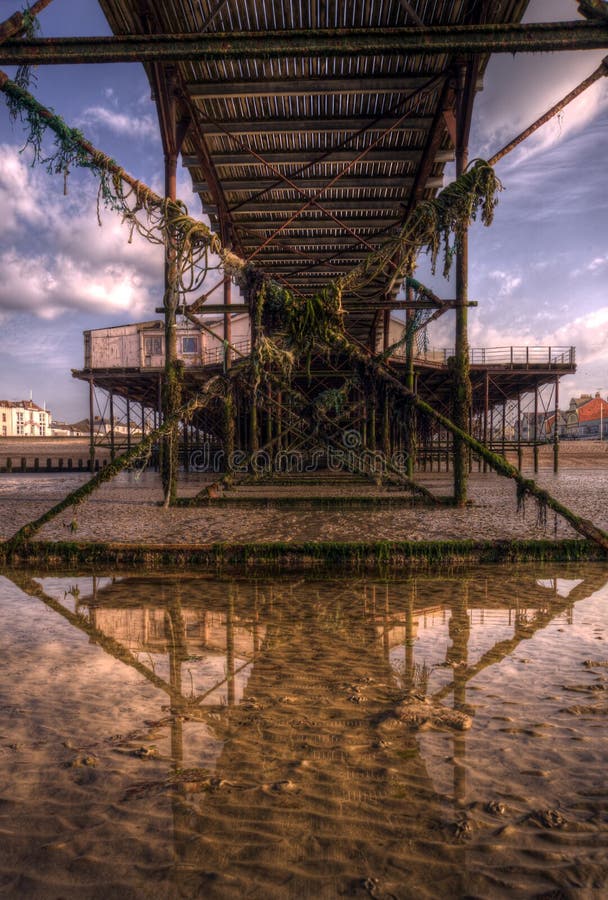 Pilier image stock. Image du jaune, lumière, bleu, pilier - 14490235