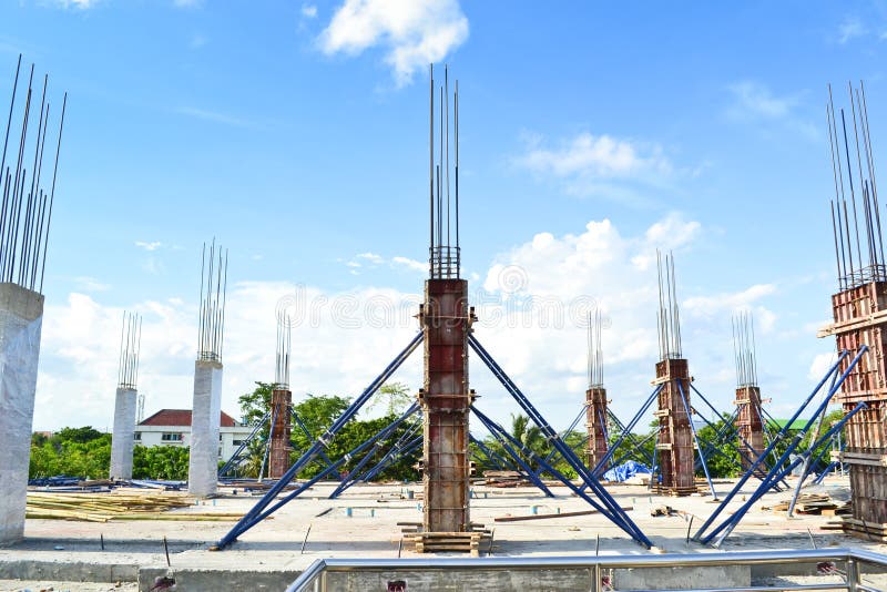 Pilier De Ciment De Bâtiment Dans Le Site De Construction Image stock ...