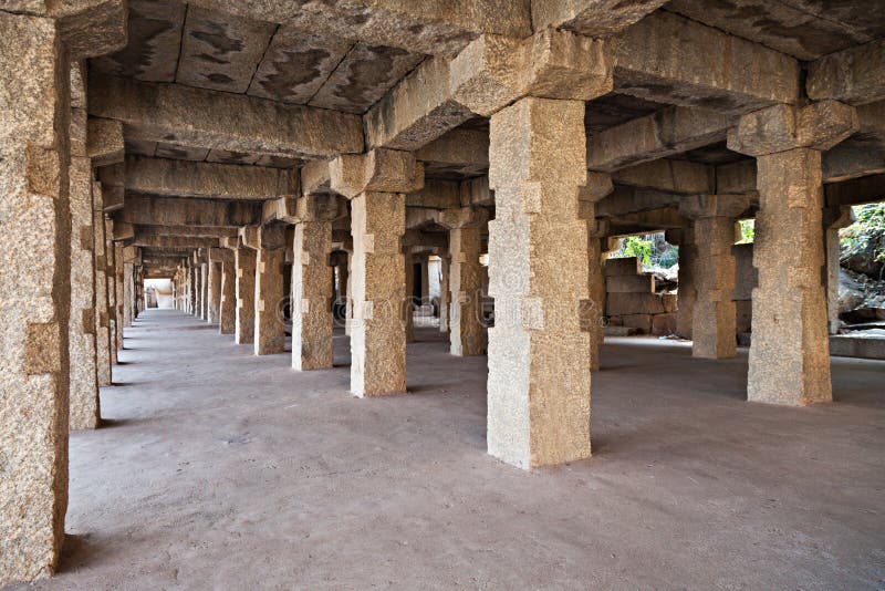 Piliers dans le temple image stock. Image du entrée, antique - 26930489