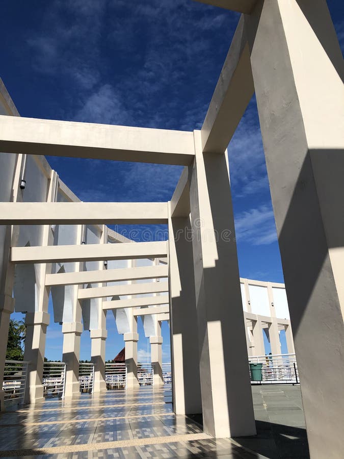 Pillar and Blue Sky editorial photography. Image of pillar - 261766237