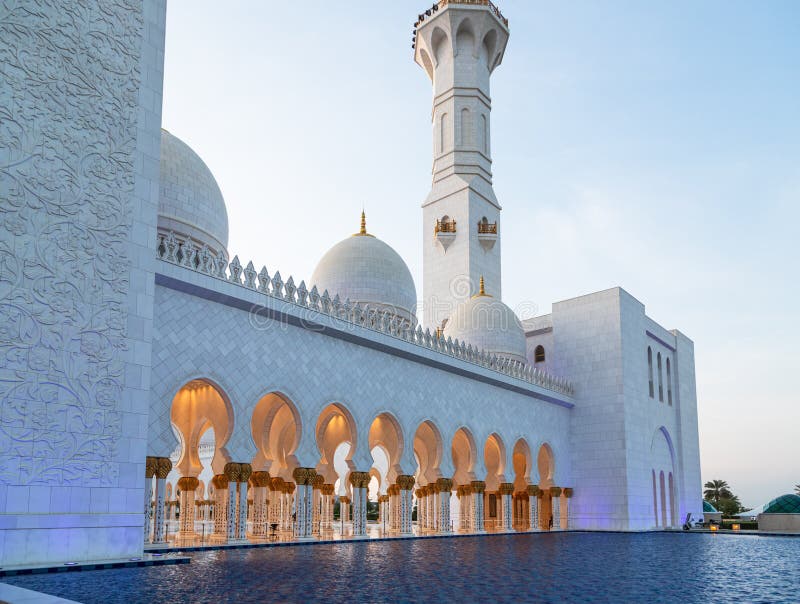 Pillars and Pool, Sheikh Zayed Grand Mosque Stock Image - Image of ...
