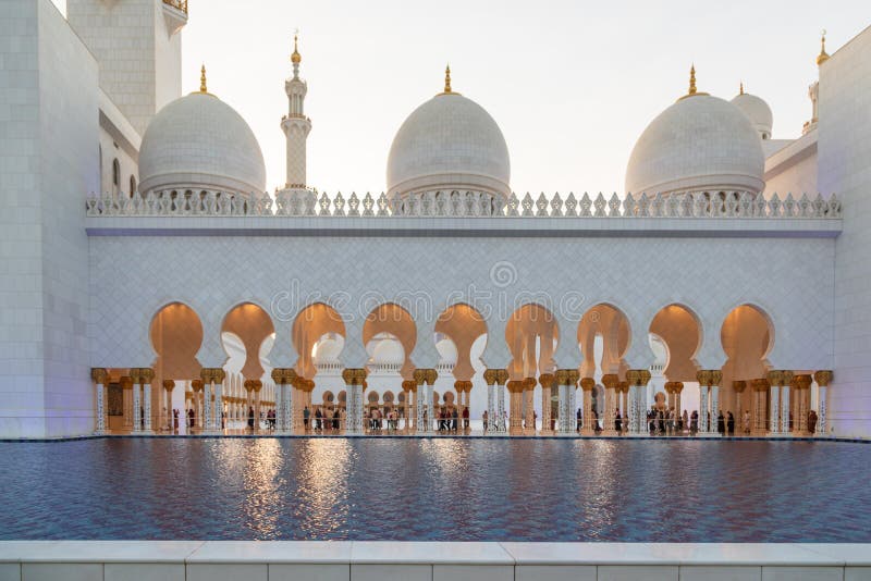 Pillars and Pool, Sheikh Zayed Grand Mosque Stock Image - Image of ...