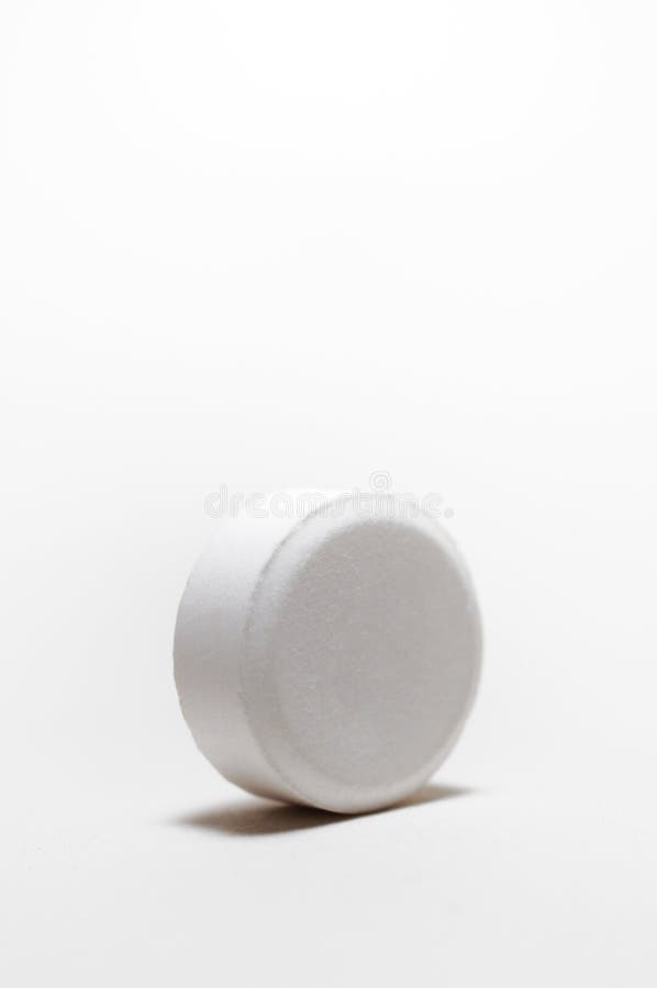 Pilule Ronde Rouge Sur Fond Blanc. Concept De Soins De Santé Photo ...