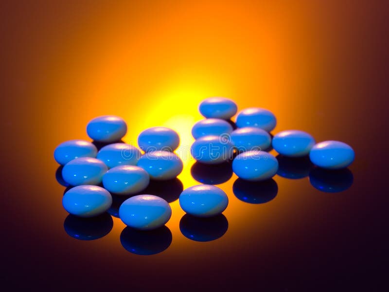 Pilules Bleues Dans La Plaquette Sur Le Fond Bleu. Photo stock - Image ...