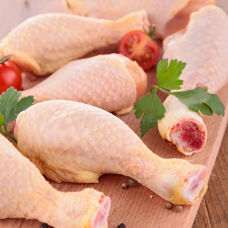Pilon de poulet cru image stock. Image du cuisinier, repas - 25445143