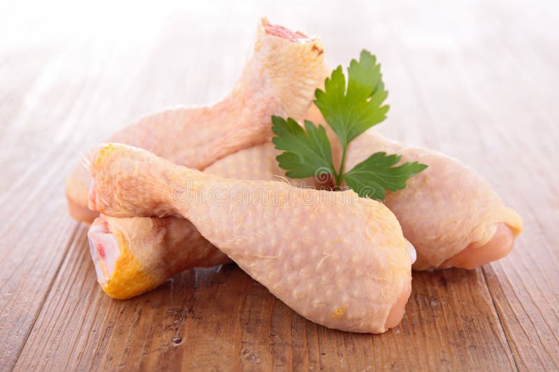 Pilon de poulet cru image stock. Image du cuisinier, repas - 25445143