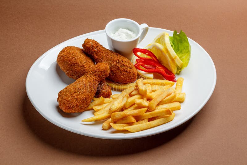 Pilon De Poulet Avec Des Pommes Frites Image stock - Image du frites ...