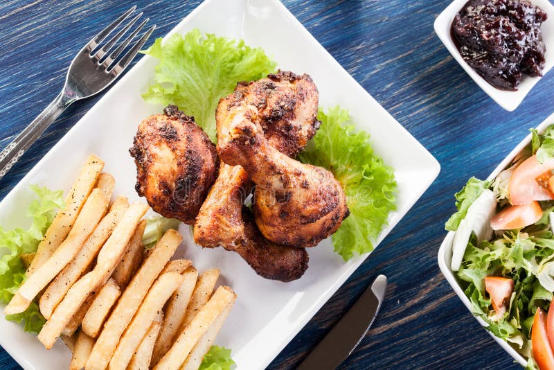 Pilon De Poulet Avec Des Pommes Frites Image stock - Image du cuit ...