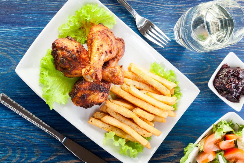 Pilon De Poulet Avec Des Pommes Frites Image stock - Image du cuit ...