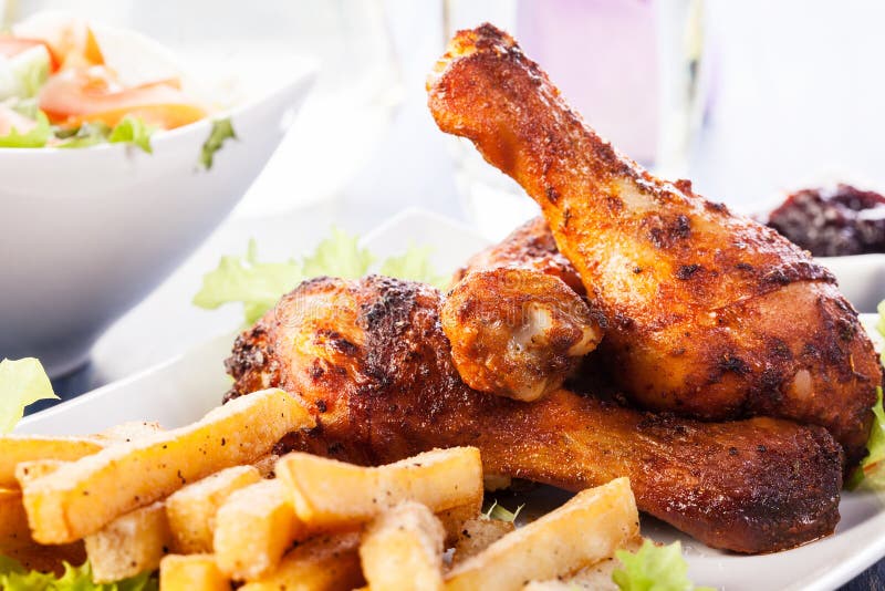 Pilon De Poulet Avec Des Pommes Frites Image stock - Image du cuit ...