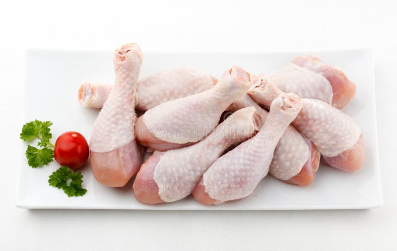Pilon de poulet cru frais image stock. Image du groupe - 22866697