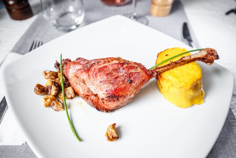 Pilon rôti d'oie photo stock. Image du diner, nourriture - 81134114