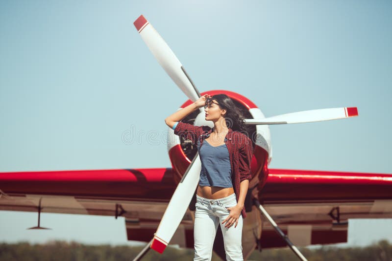 Pilota Ed Aeroplano Della Donna Fotografia Stock - Immagine di persona ...