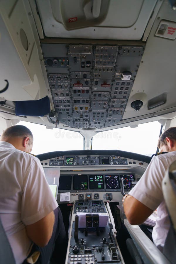 Piloten im Flugzeugcockpit redaktionelles bild. Bild von leute - 51446320