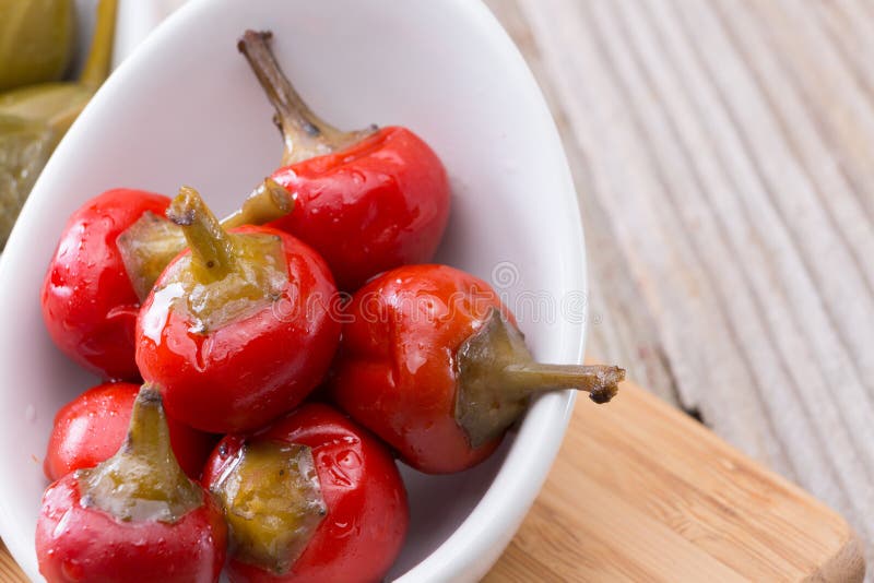 Piment Ou Cherry Pepper Rouge Sur La Cuvette Blanche Image stock ...